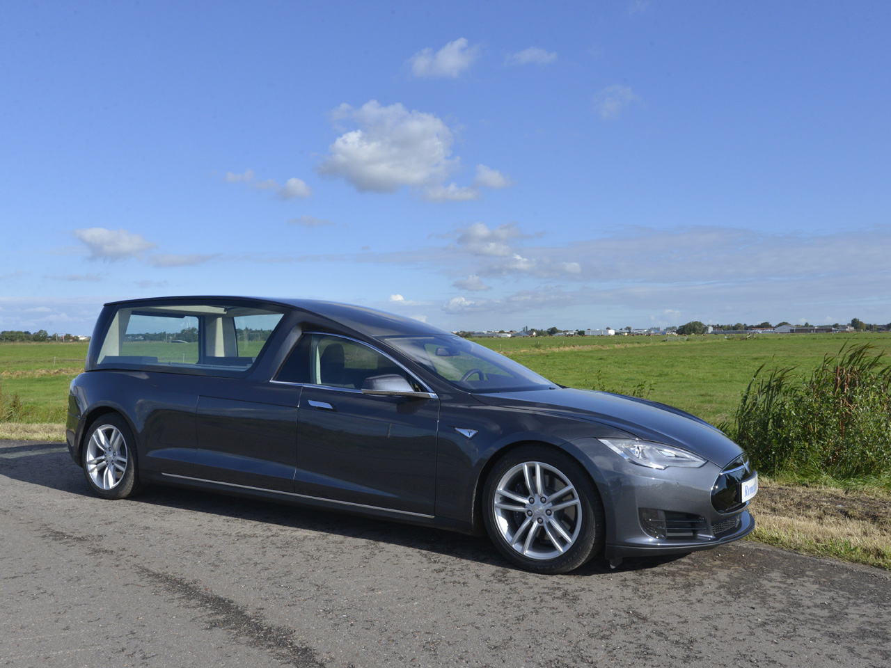 RemetzCar | Specialized in stretching luxury cars into limousines and ...